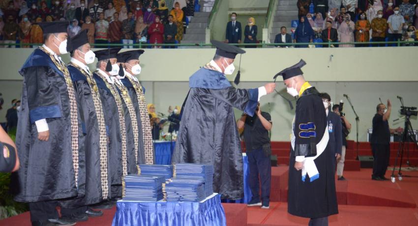 Wisudawan UNY Harus Miliki Kemampuan Adaptif Dan Fleksibel Di Dunia Kerja | Universitas Negeri ...
